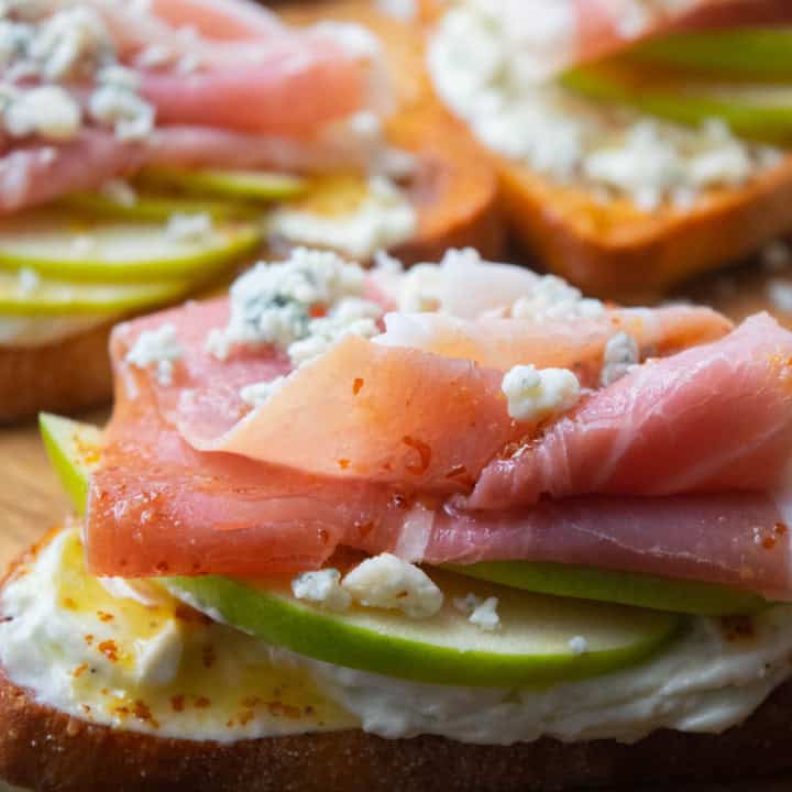 Whipped Blue Cheese Crostini with Apple and Prosciutto : Jawns I Cooked